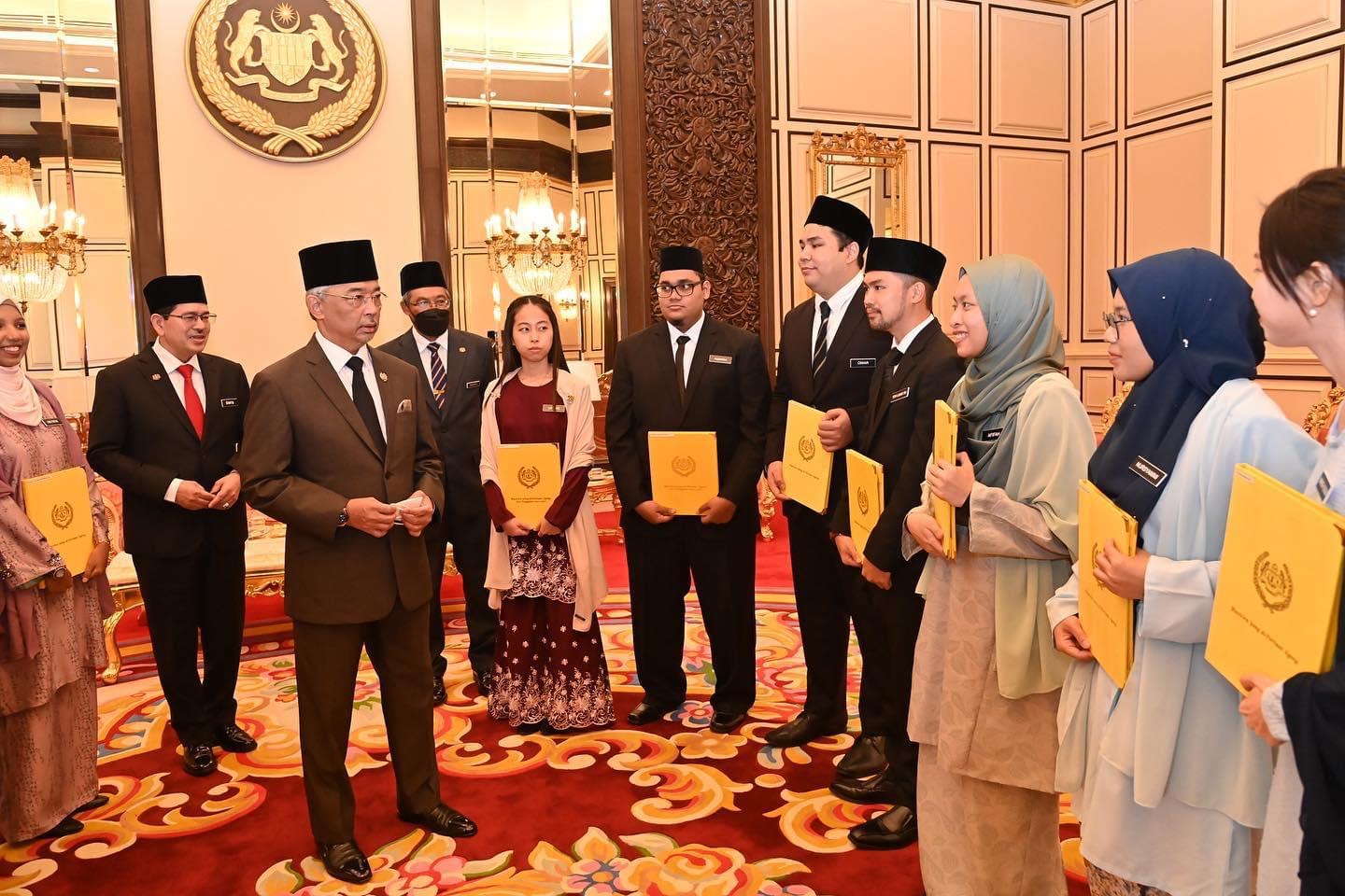 12 penuntut terima biasiswa YDPA – Selak-Selak