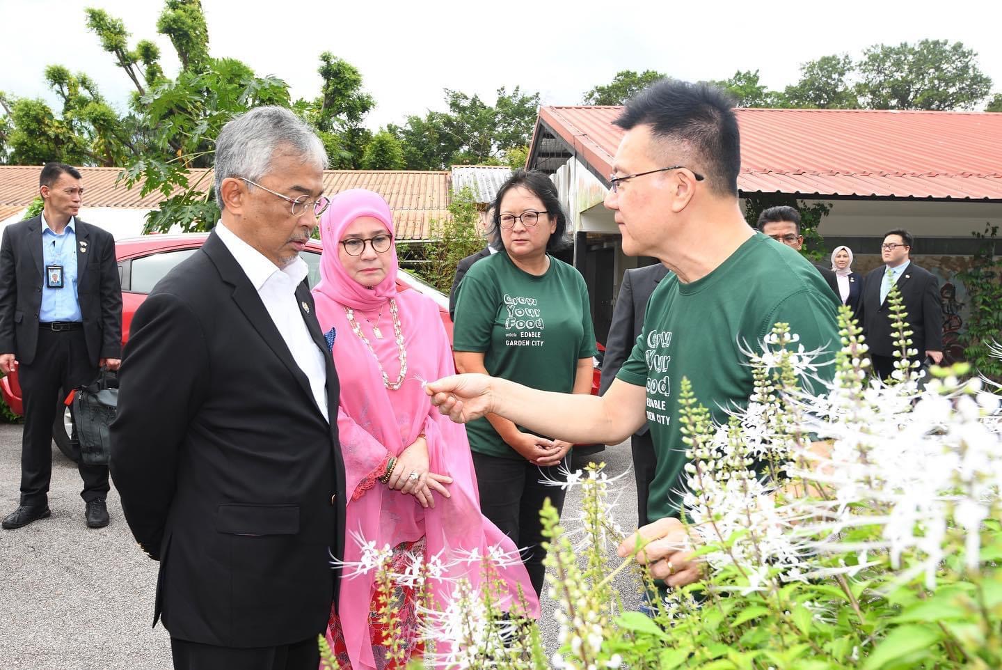Lawat muzium dan kebun – Selak-Selak
