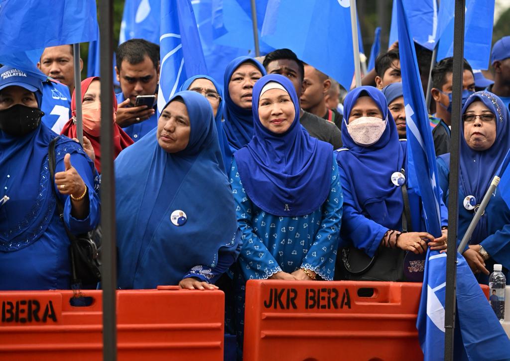 Sokongan Seorang Isteri Selak Selak 