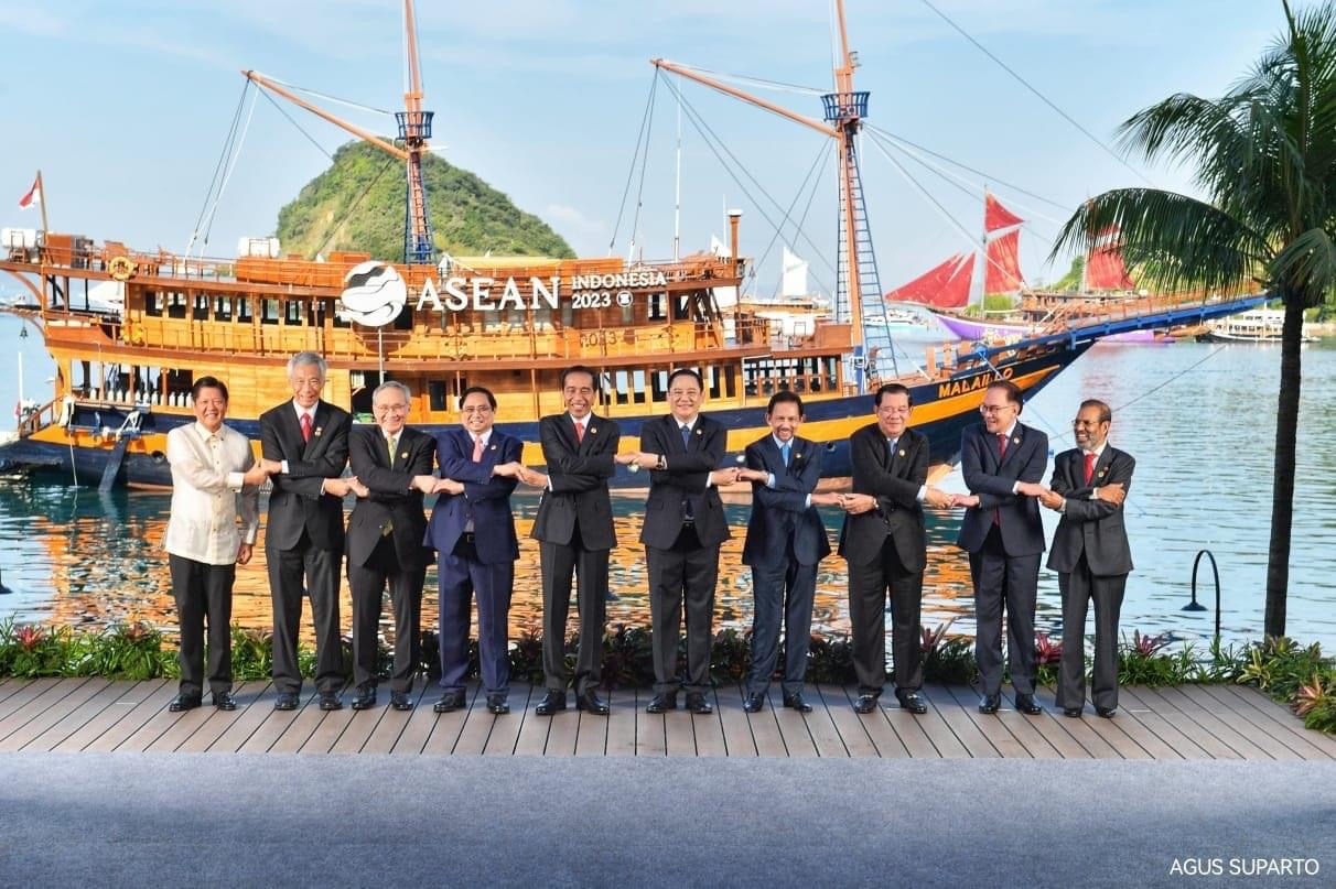 Sidang Kemuncak ASEAN ke-42 – Selak-Selak