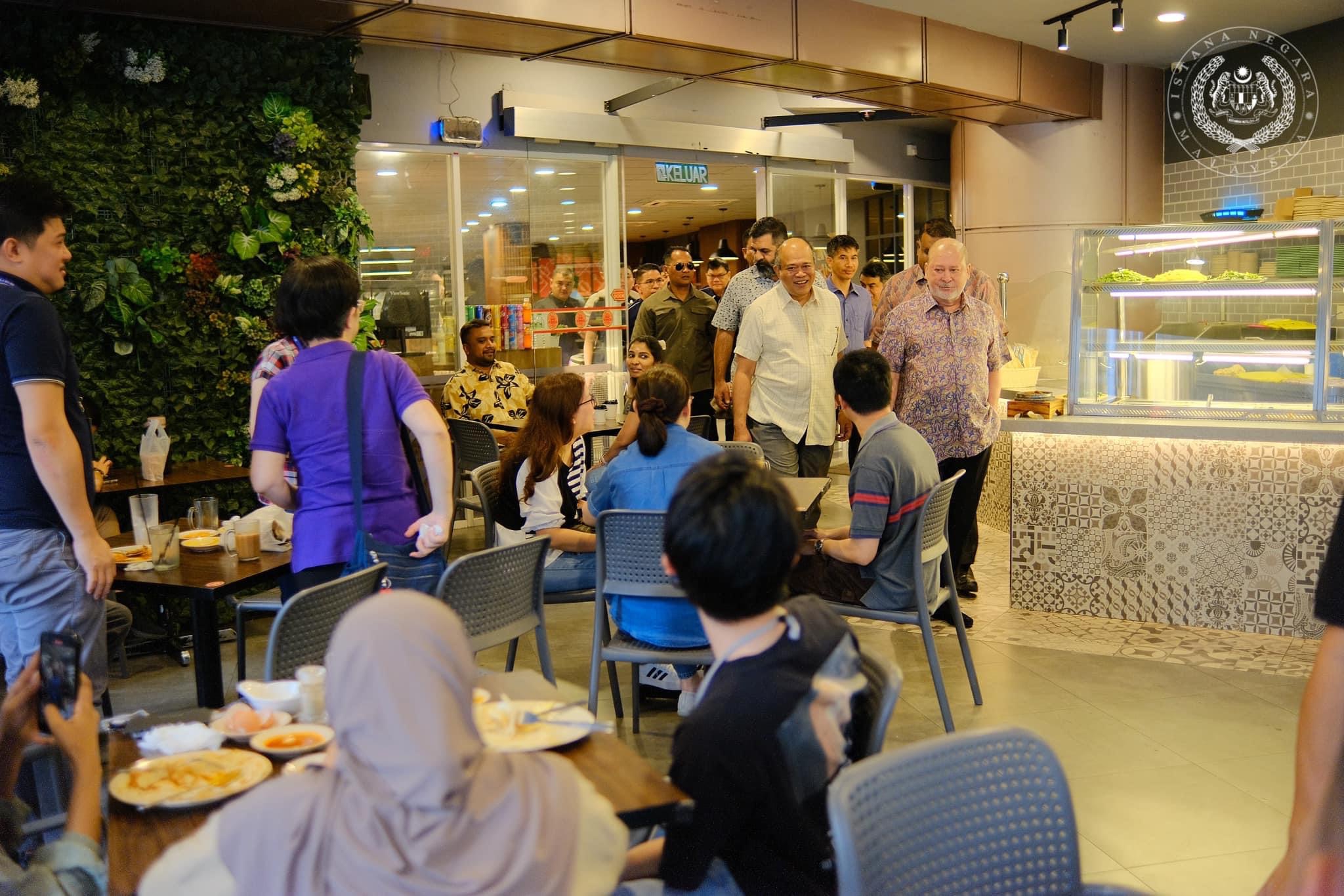 Sultan Ibrahim bersama rakyat – Selak-Selak